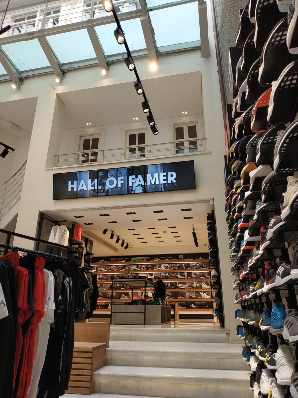 Εξοπλισμός καταστήματος Hall Of Brands στο κέντρο της Αθήνας